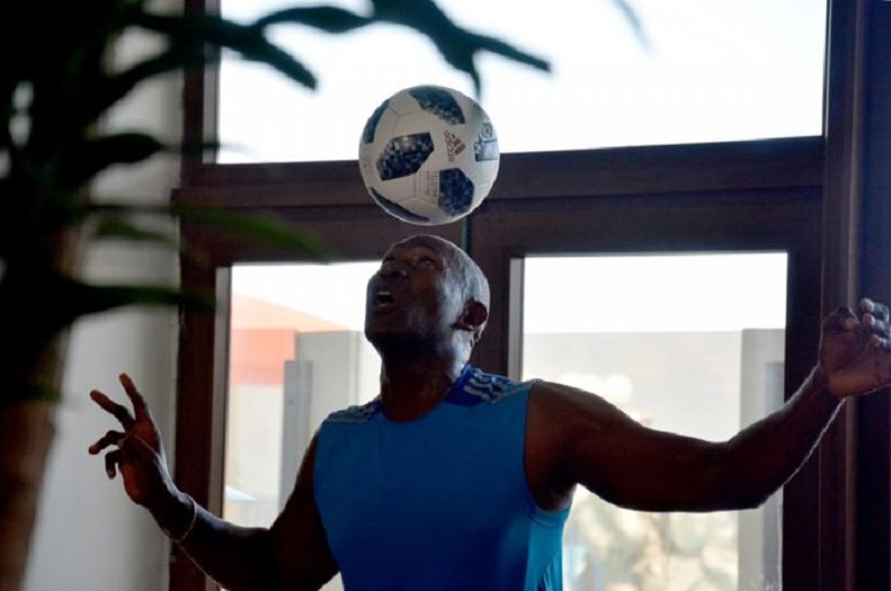 Erick Hernández rompe un nuevo récord mundial de dominio de balón